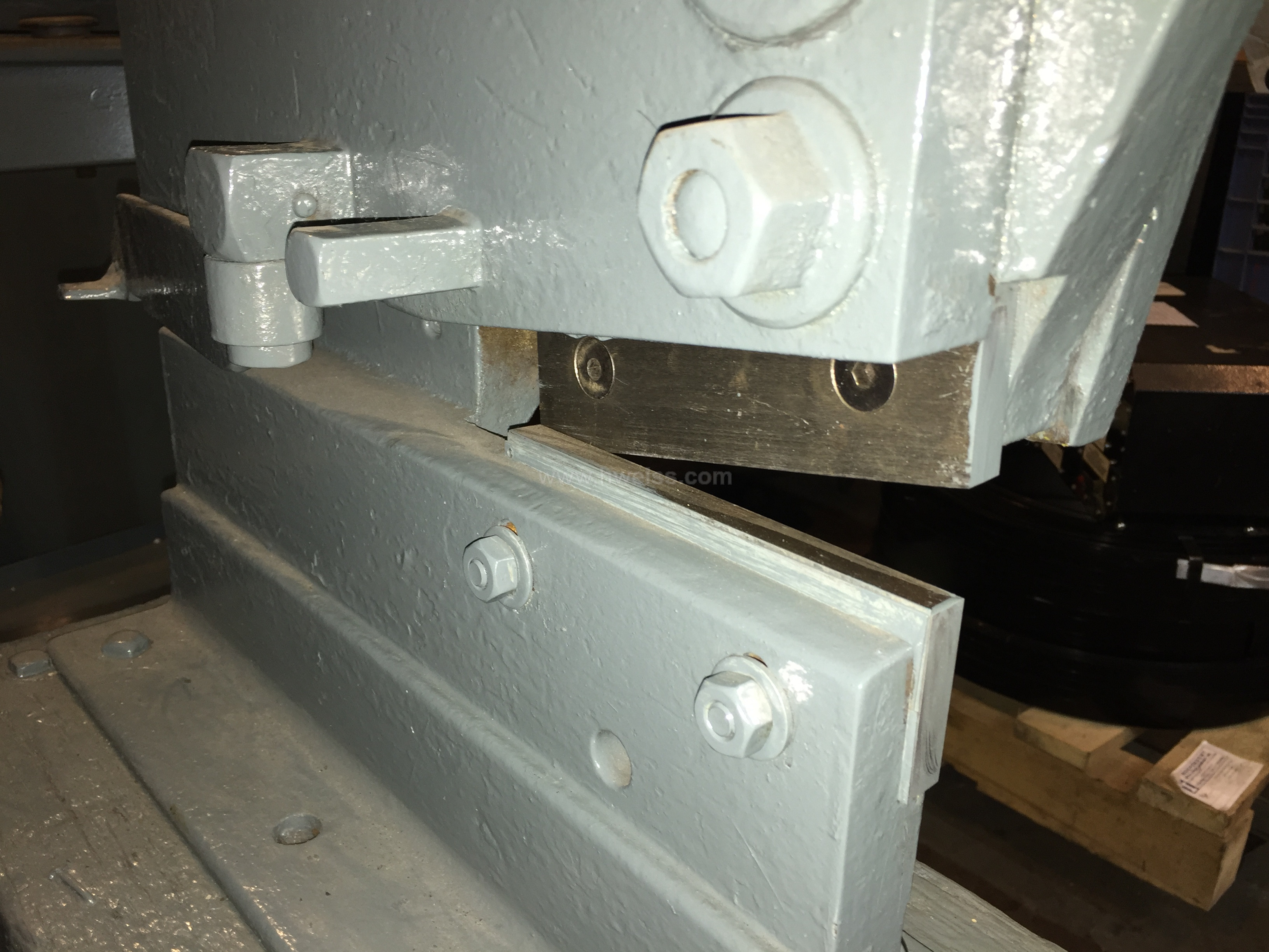 Manual Bench Shear on Stand