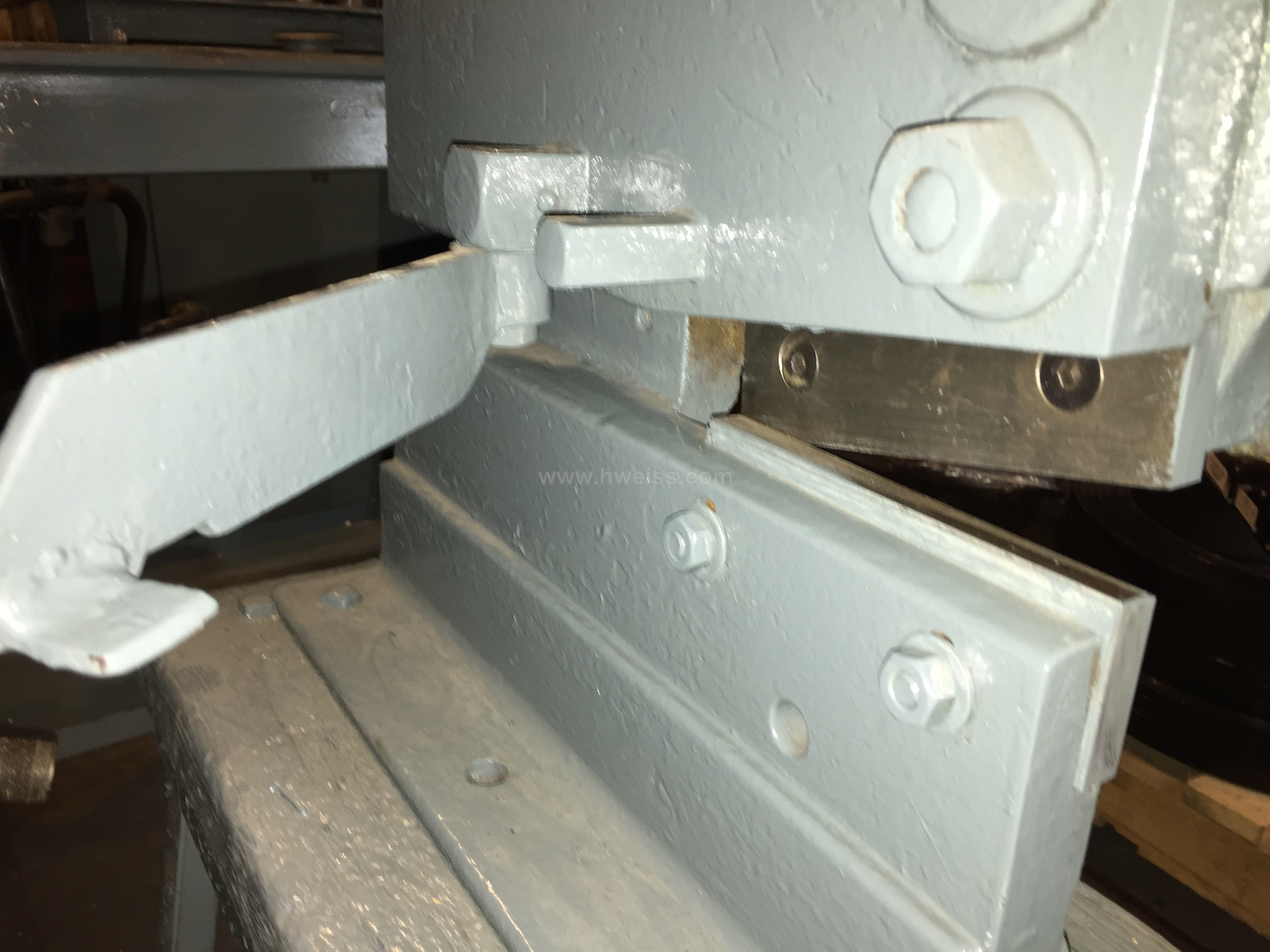Manual Bench Shear on Stand